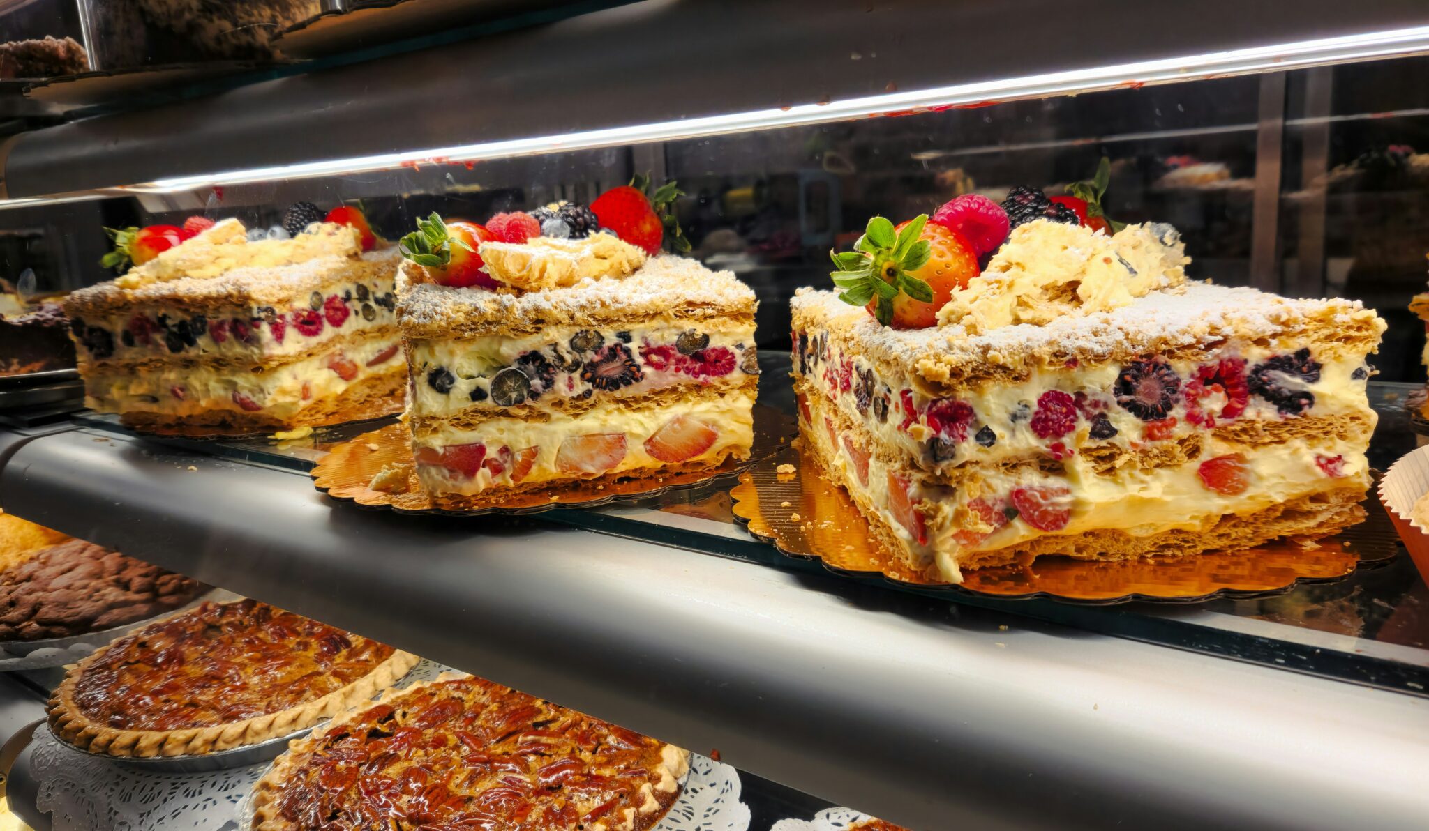 Vì sao bánh trái cây để được rất lâu mà không hư?